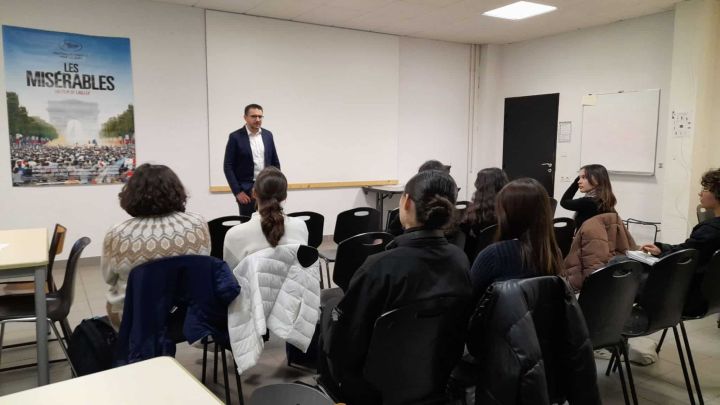 Rencontre avec le journaliste Julien Roux – Lycée Max Linder